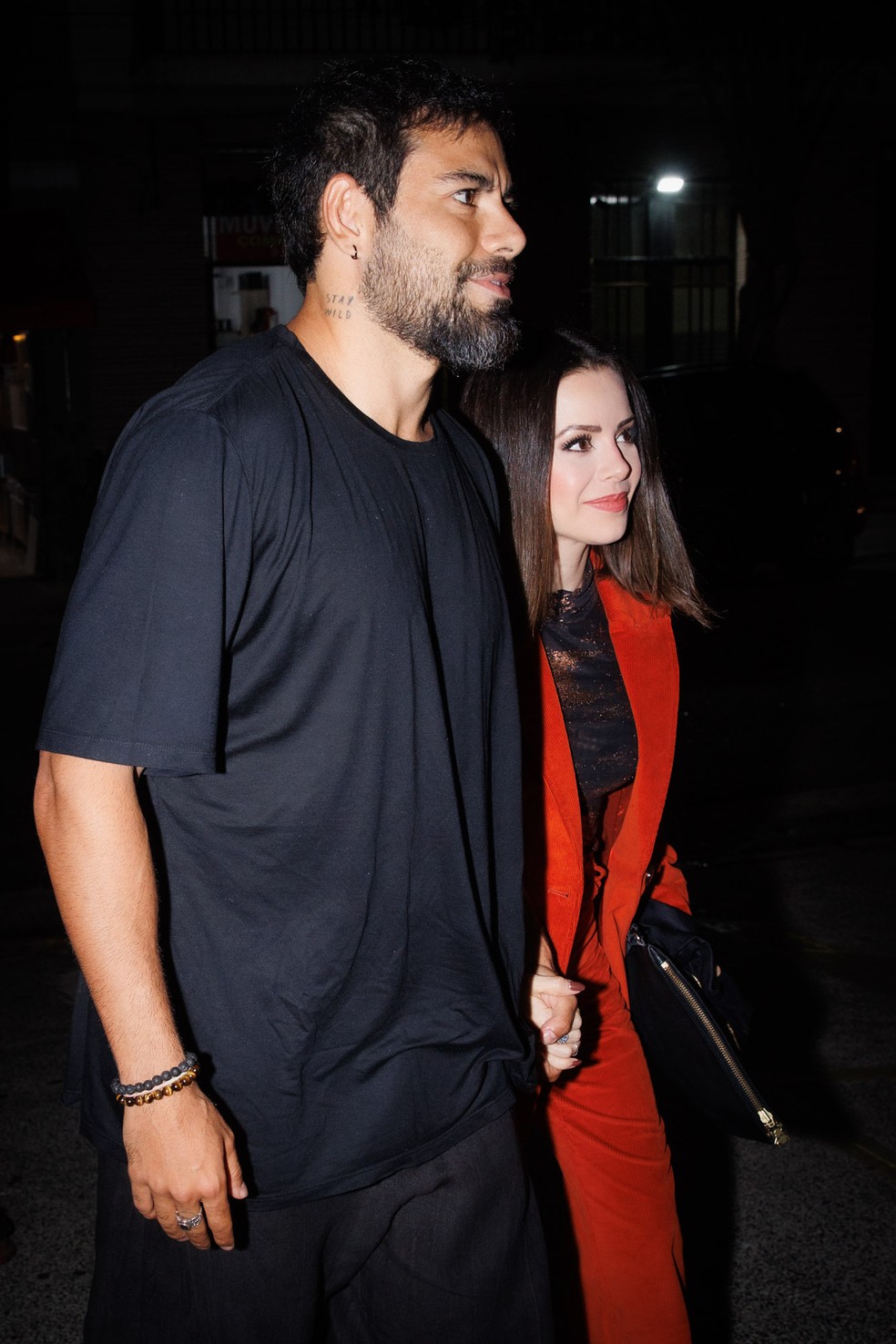 Sandy faz primeira aparição pública com novo namorado