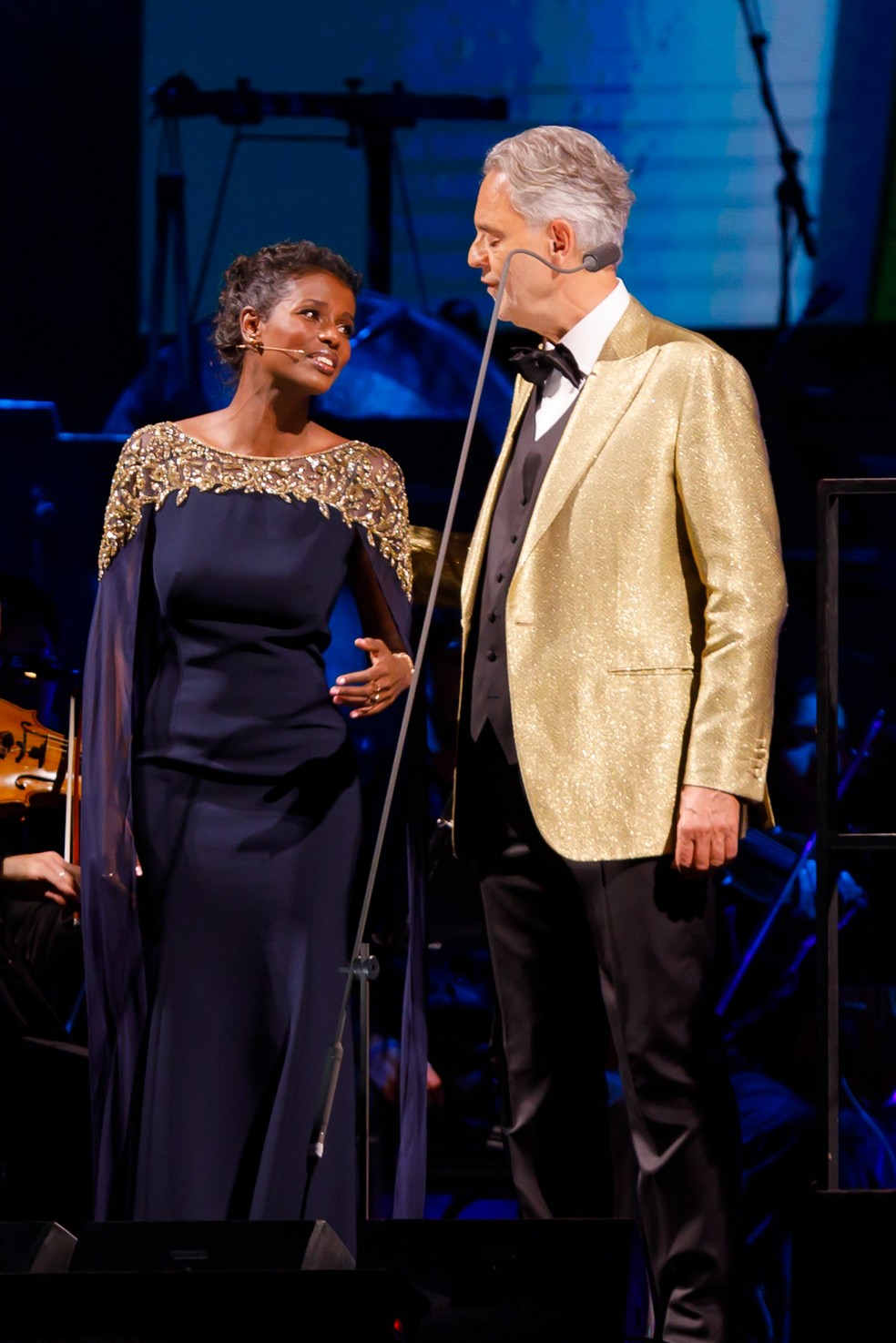 Andrea Bocelli se apresenta em SP e emociona fãs ao lado de Sandy