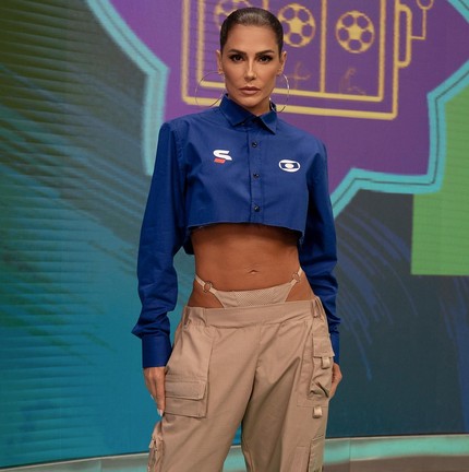 Deborah Secco mostra o quarto look para cobertura da Copa do Mundo