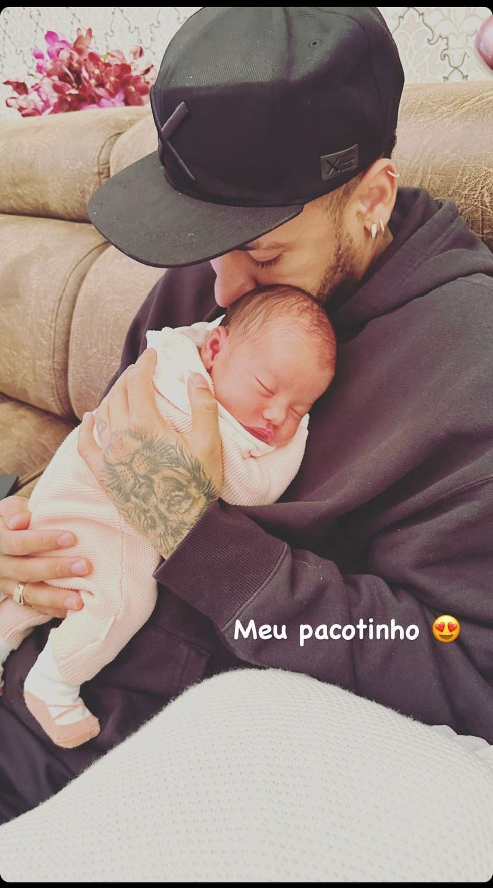 Neymar posa com Bruna Biancardi e a filha e compara: 'Com quem parece mais?'