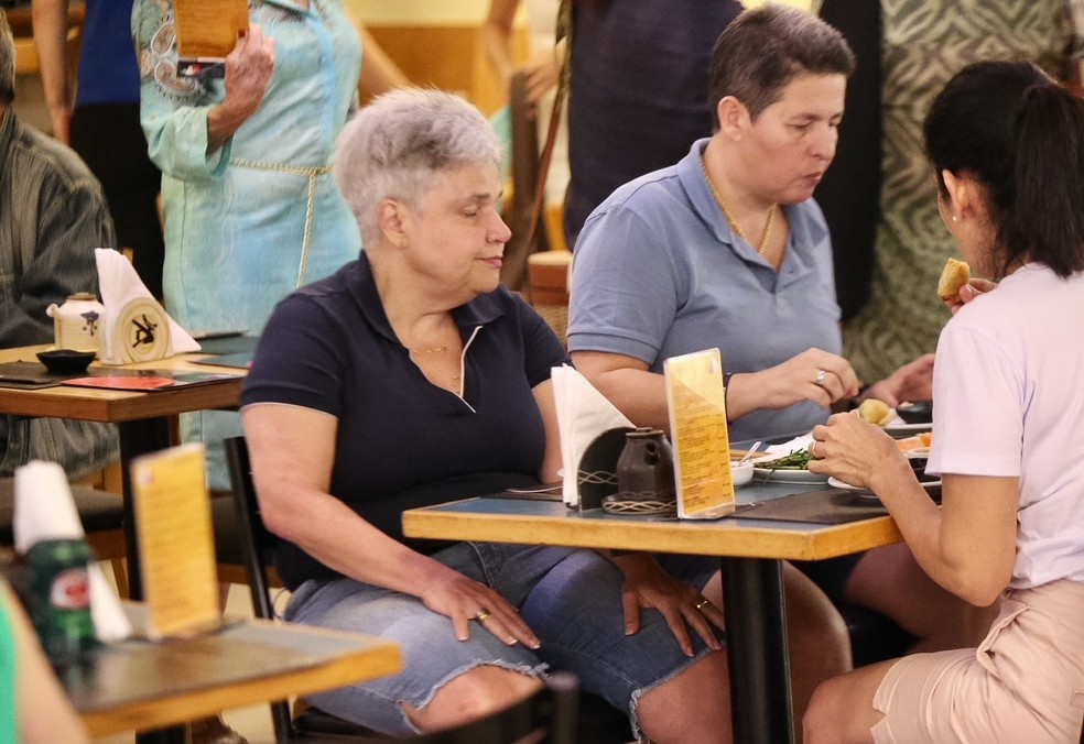 Fora da TV, Claudia Rodrigues é clicada com a namorada, Adriane Bonato