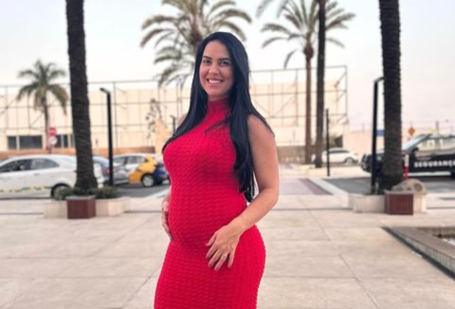 Grávida, Graciele Lacerda mostra obra no quarto da primeira filha