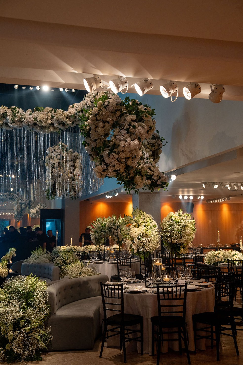 Destaque da Rosas de Ouro, empresária Sylvia Design abre álbum de casamento do filho; veja fotos