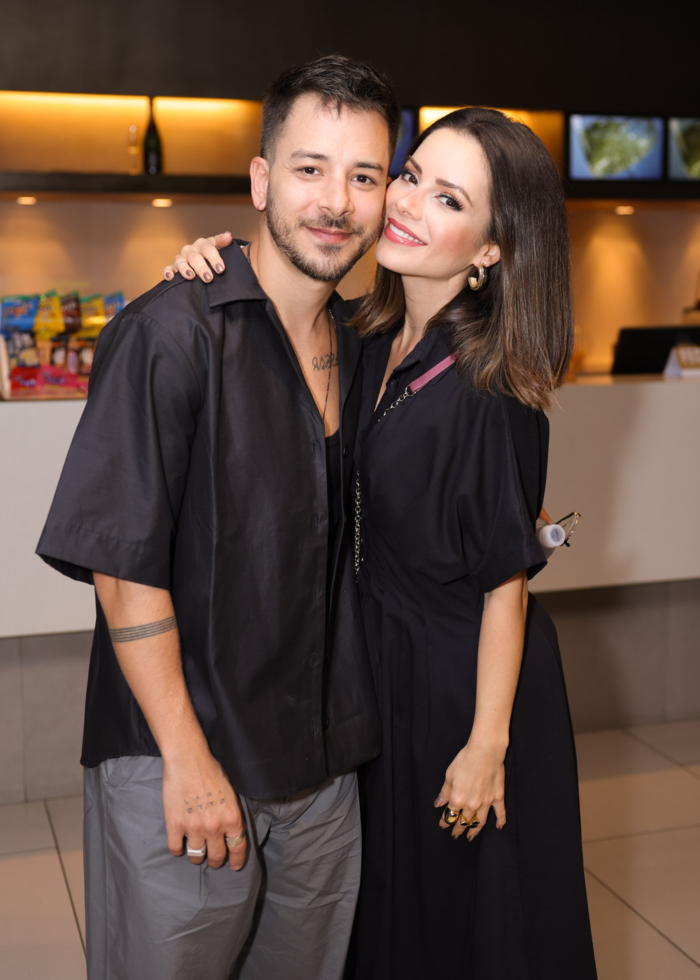 Sandy, Junior e mais famosos conferem documentário sobre Milton ...