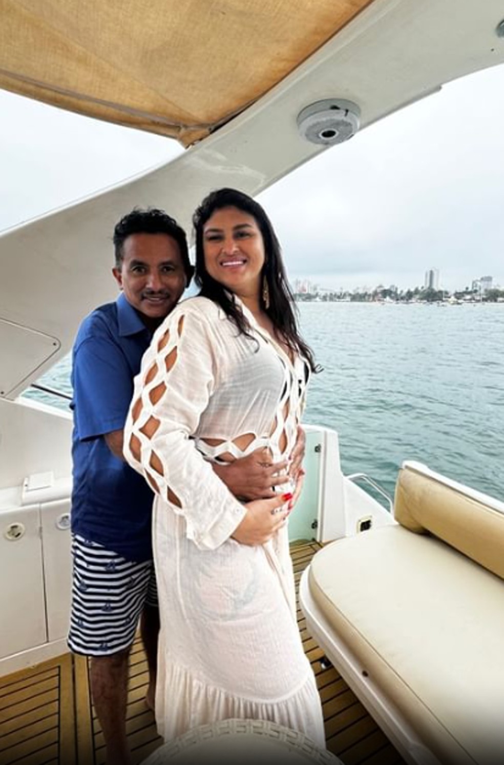 Manoel Gomes acaricia barriguinha de gravidez da esposa em passeio de ...