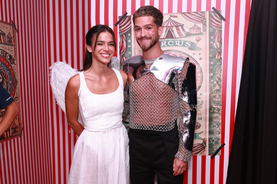 Discretos, Bruna Marquezine e João Guilherme se beijam diante dos fotógrafos em festa