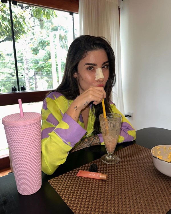 Bianca Andrade aparece com curativo após refazer cirurgia no nariz; veja