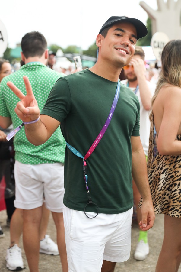 Lucca Picon, apontado como affair de Anitta, vai a ensaio da cantora em SP