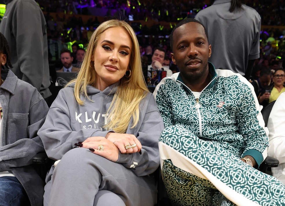 Adele curte partida de basquete com o namorado, Rich Paul