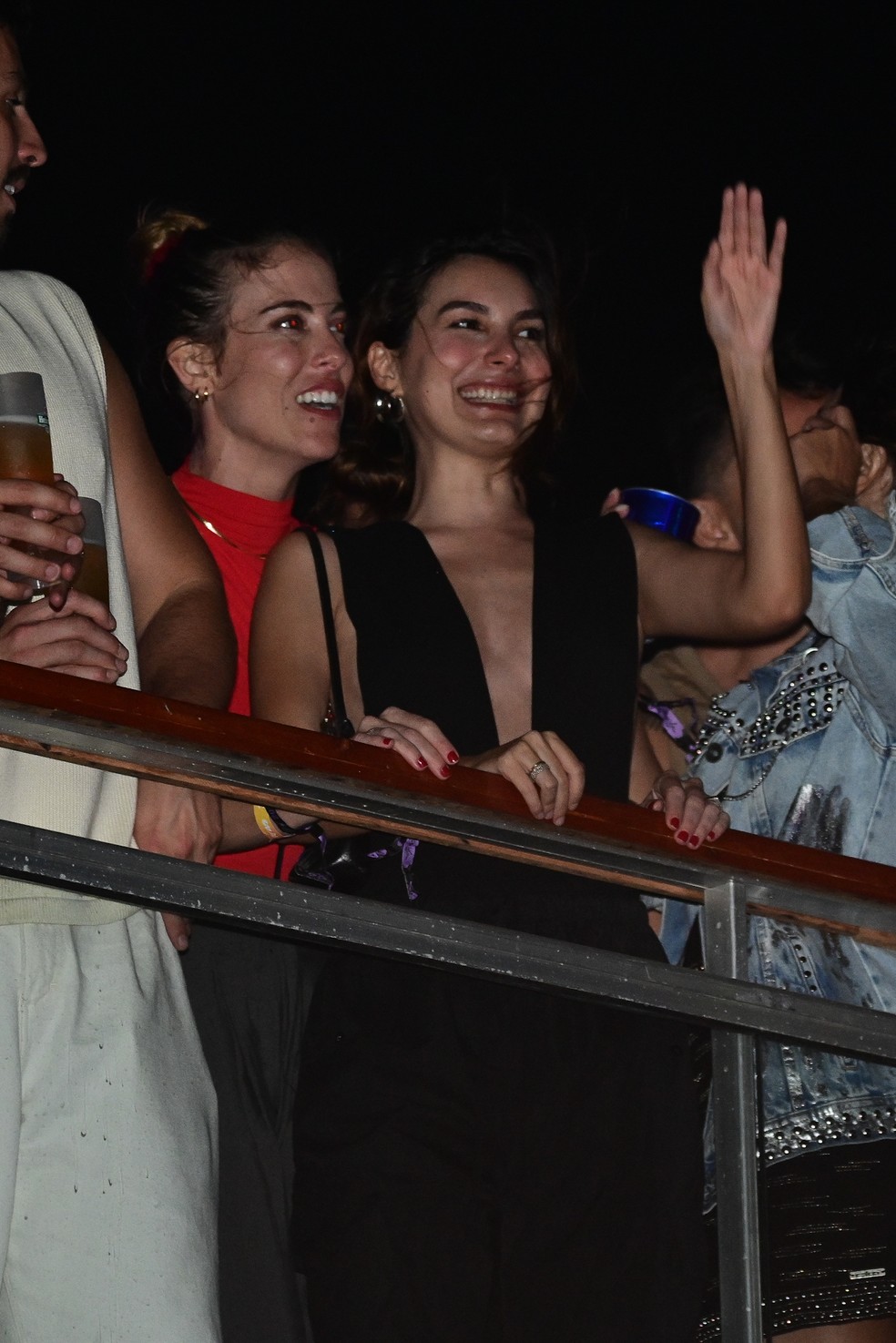 Ex-'Malhação' Marina Moschen aparece em clima de romance com a namorada