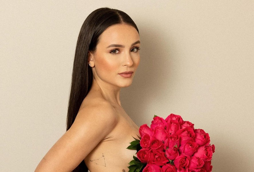 Larissa Manoela posa poderosa em ensaio para promover Outubro Rosa