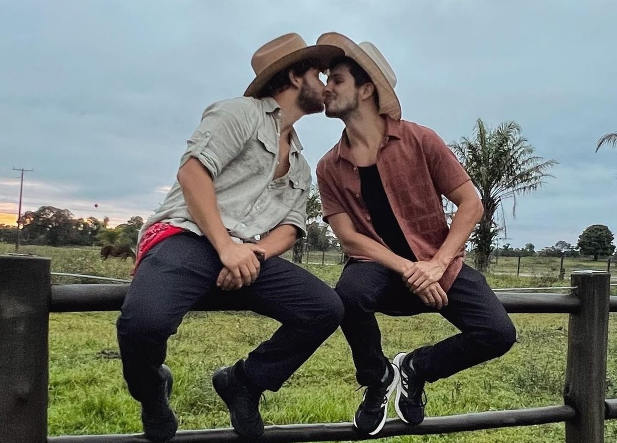 Igor Cosso troca beijos com o namorado no Pantanal