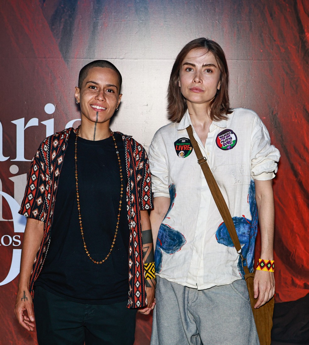 Maria Casadevall surge em clique raríssimo com a namorada, Larissa Mares