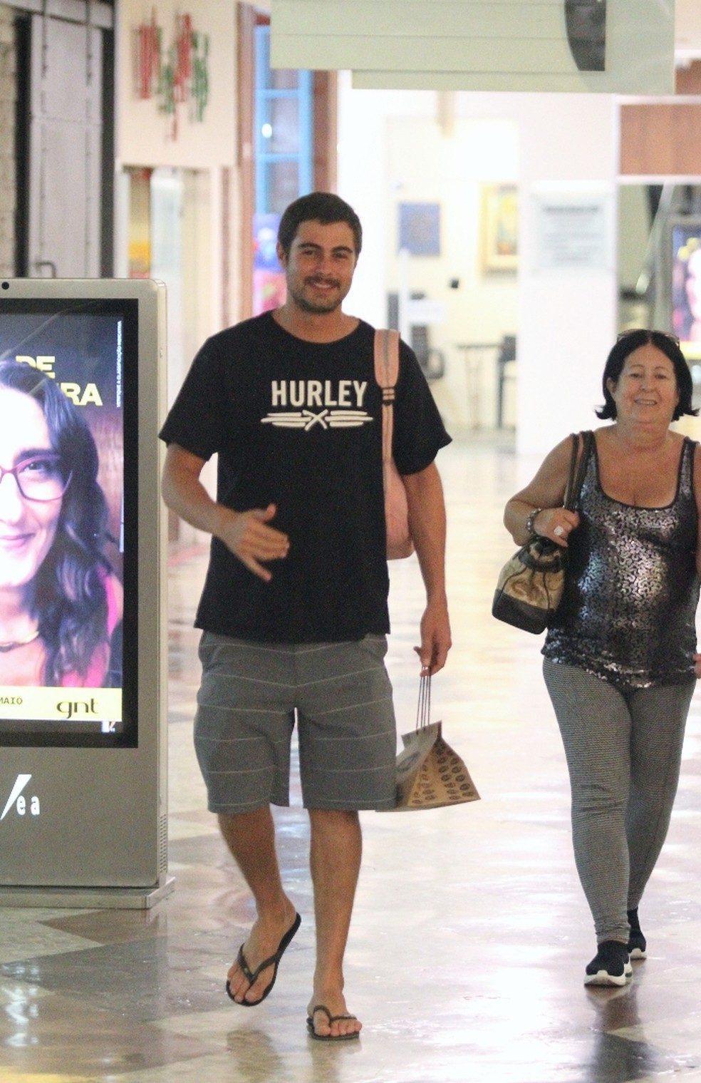 Rafael Vitti passeia com Clara Maria em shopping da Zona Sul do Rio