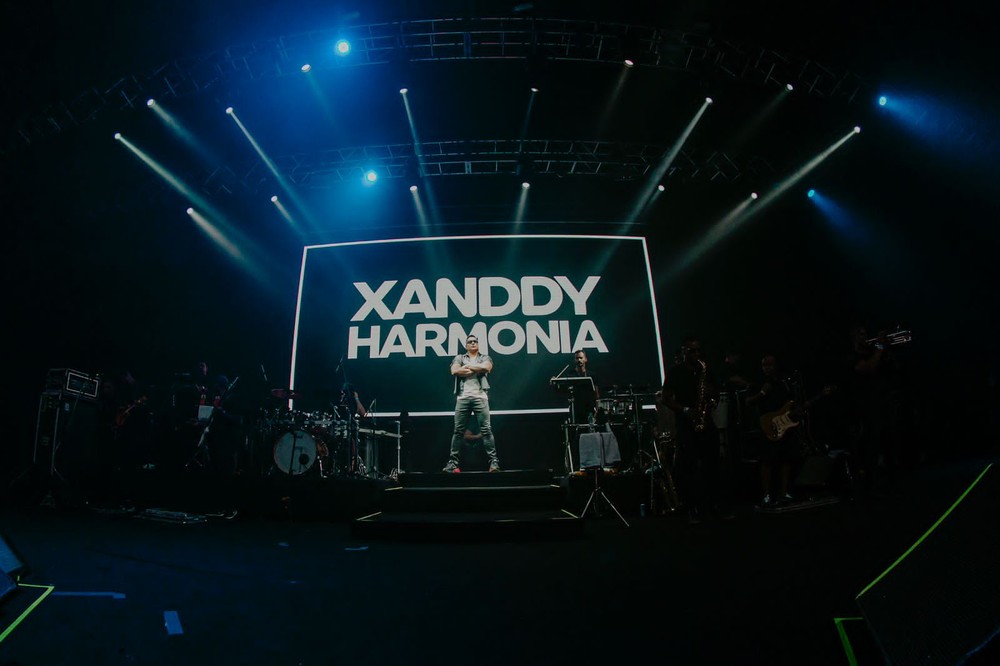 Xanddy exibe novo visual em show, no Rio, após procedimento no rosto