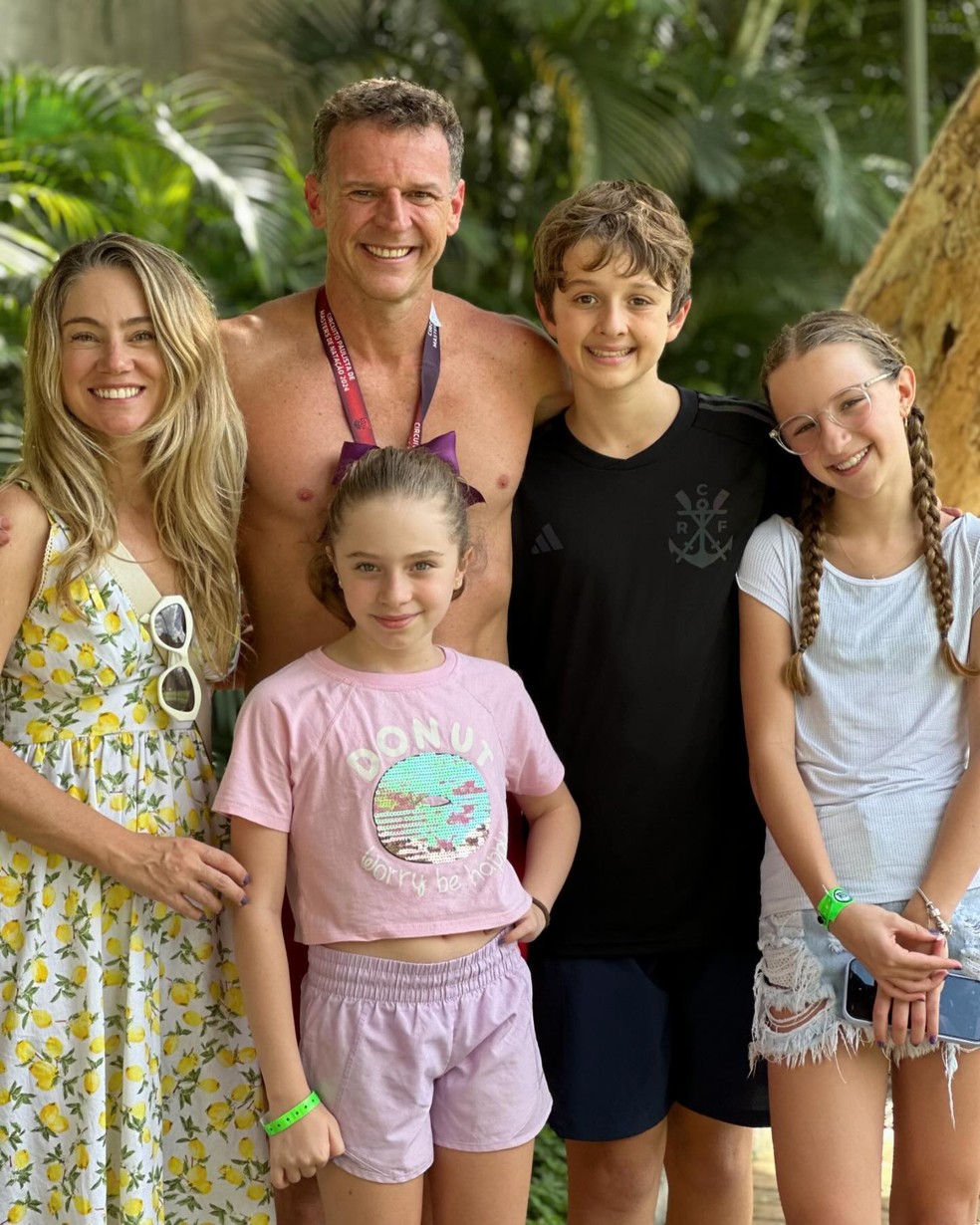 Atriz e ex-paquita Juliana Baroni faz aparição rara com marido e filha ...