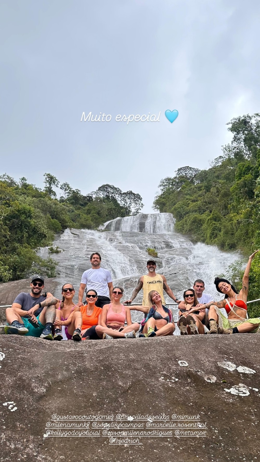 De biquíni, Aline Campos, namorado e amigos curtem cachoeira após treino