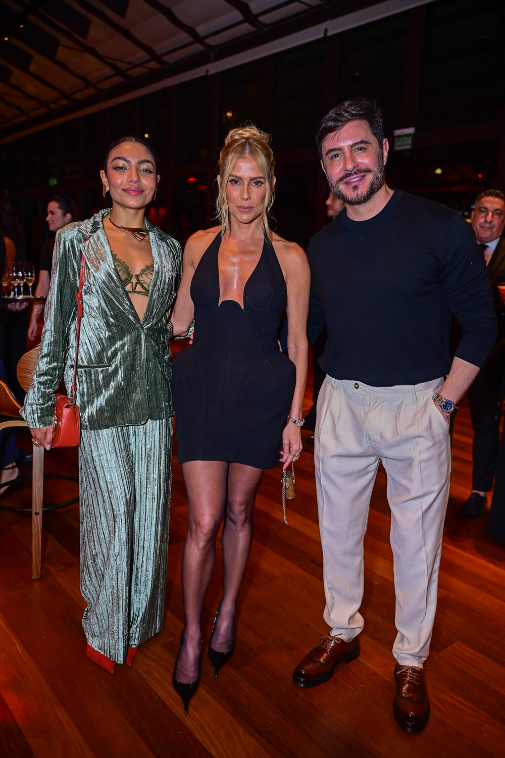Deborah Secco vai com microbolsa de luxo para evento de gala em SP ...