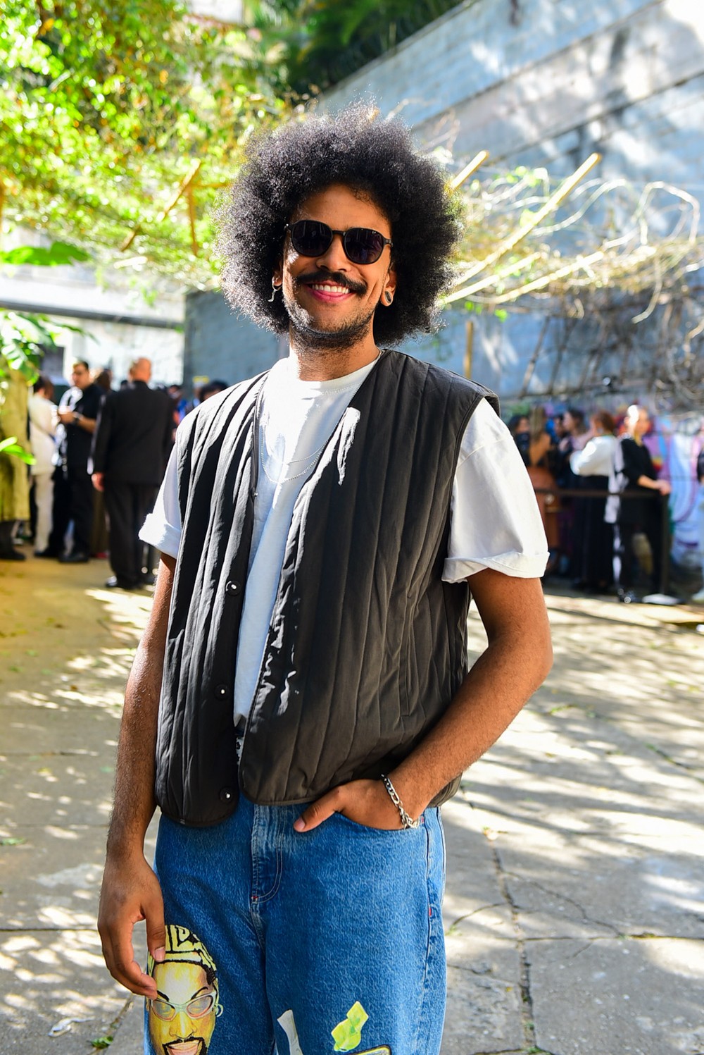 Famosos marcam presença em desfile de Isaac Silva da SPFW