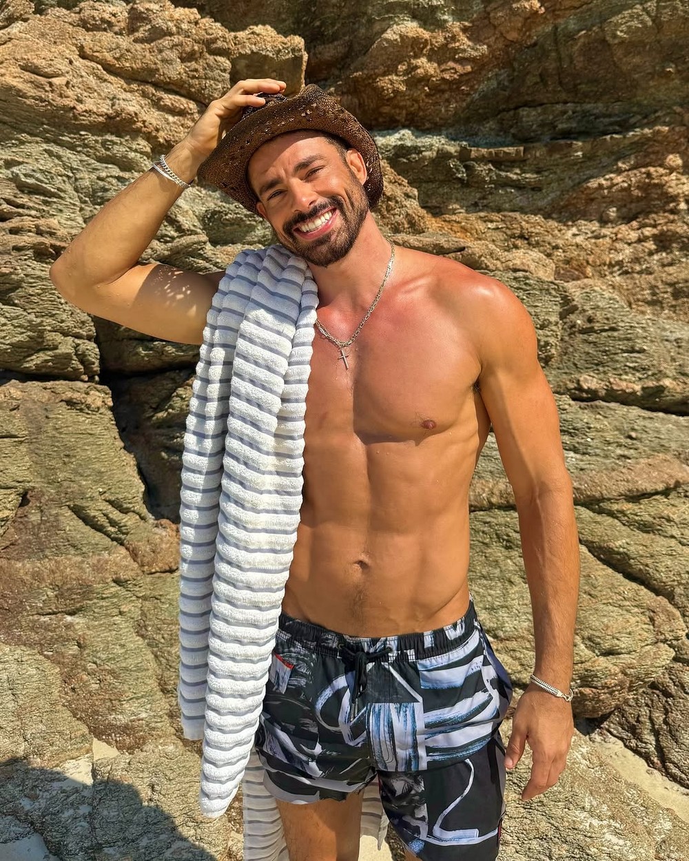 Cauã Reymond ostenta tanquinho e fãs se empolgam: 'Calor aumentou'