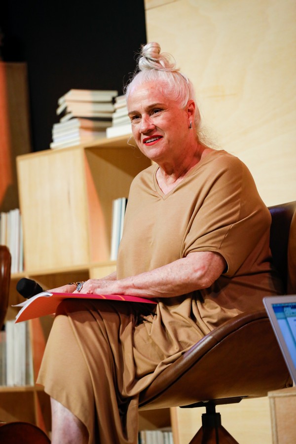 Vera Holtz faz leitura de sua peça na Bienal do Livro no Rio