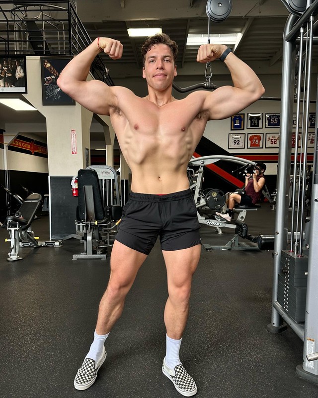 Filho de Arnold Schwarzenegger impressiona com semelhança com o pai