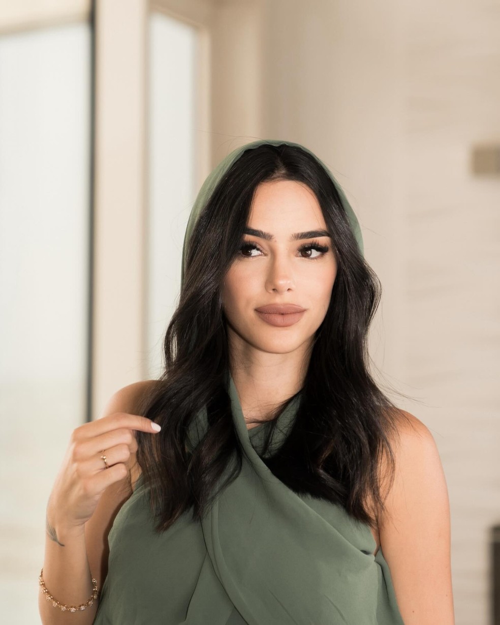 Bruna Biancardi posa com vestido longo na Arábia Saudita, e ganha ...