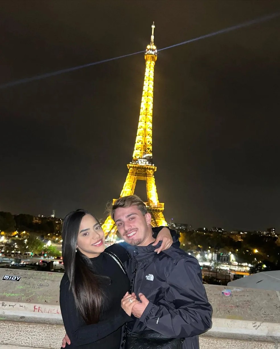 Mariely Santos fica noiva aos pés da Torre Eiffel, em Paris