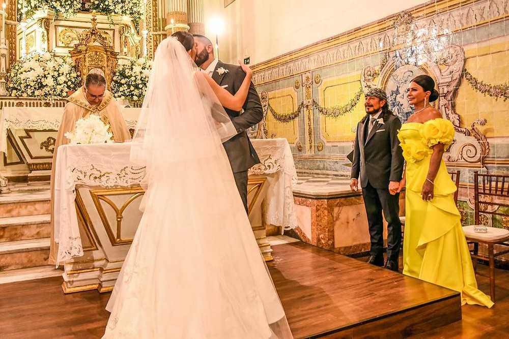 Rafa Marques e Pati Guerra abrem álbum do casamento; Bell Marques chorou