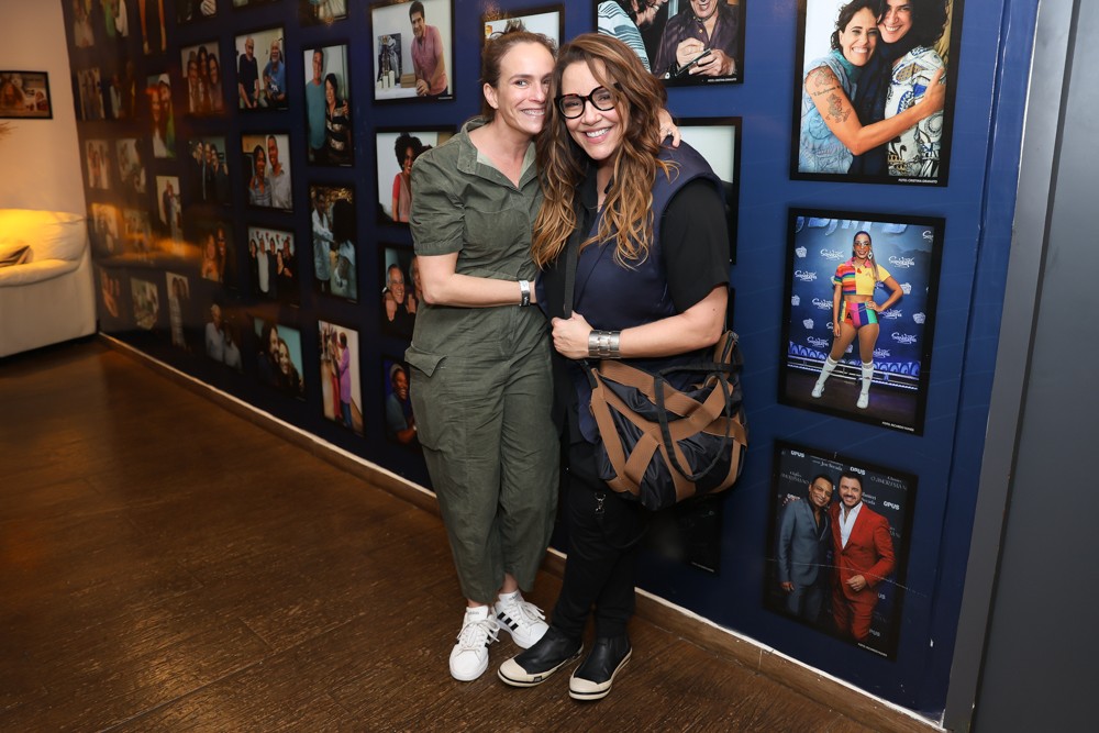 Ana Carolina faz aparição rara com a namorada, Ramona Bakker, em show ...