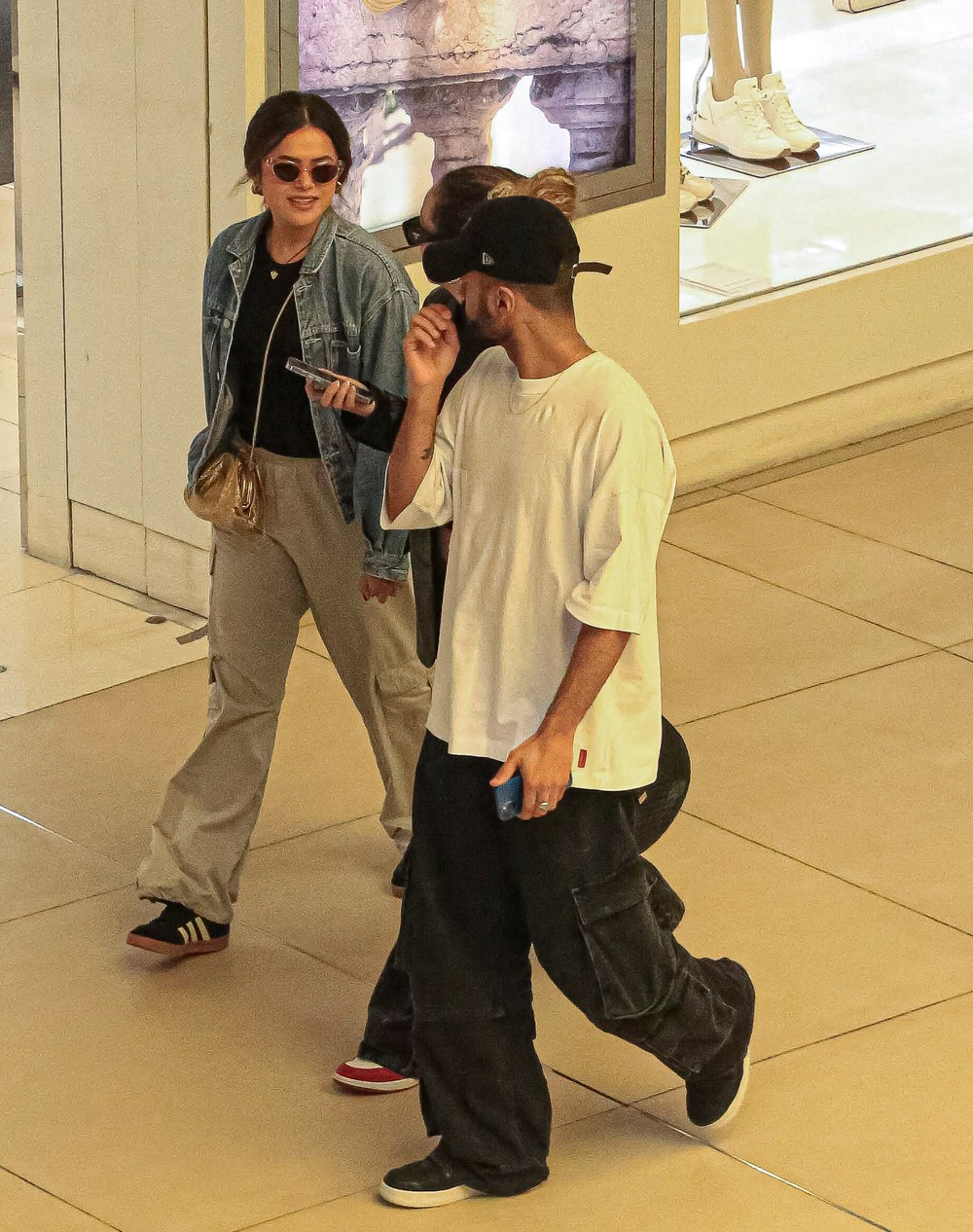 Toda estilosa, Maisa Silva se diverte com os amigos em shopping do Rio