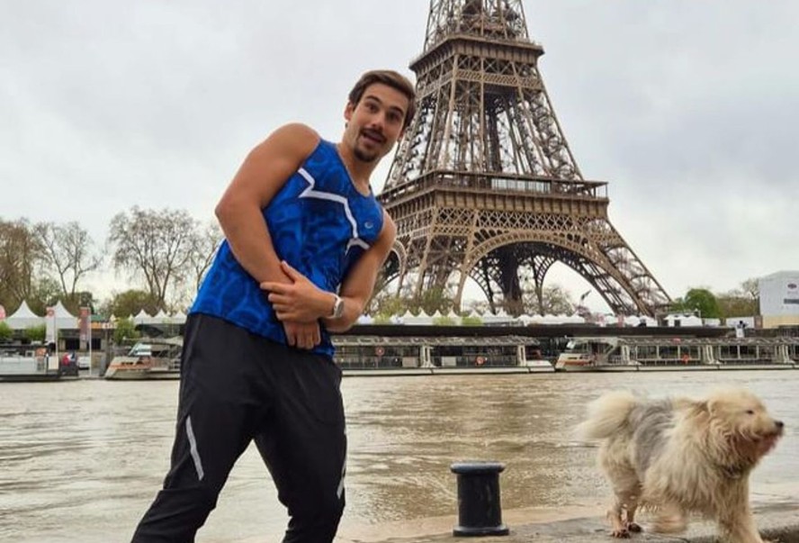 Nicolas Prattes exibe o físico malhado em viagem a Paris; fotos