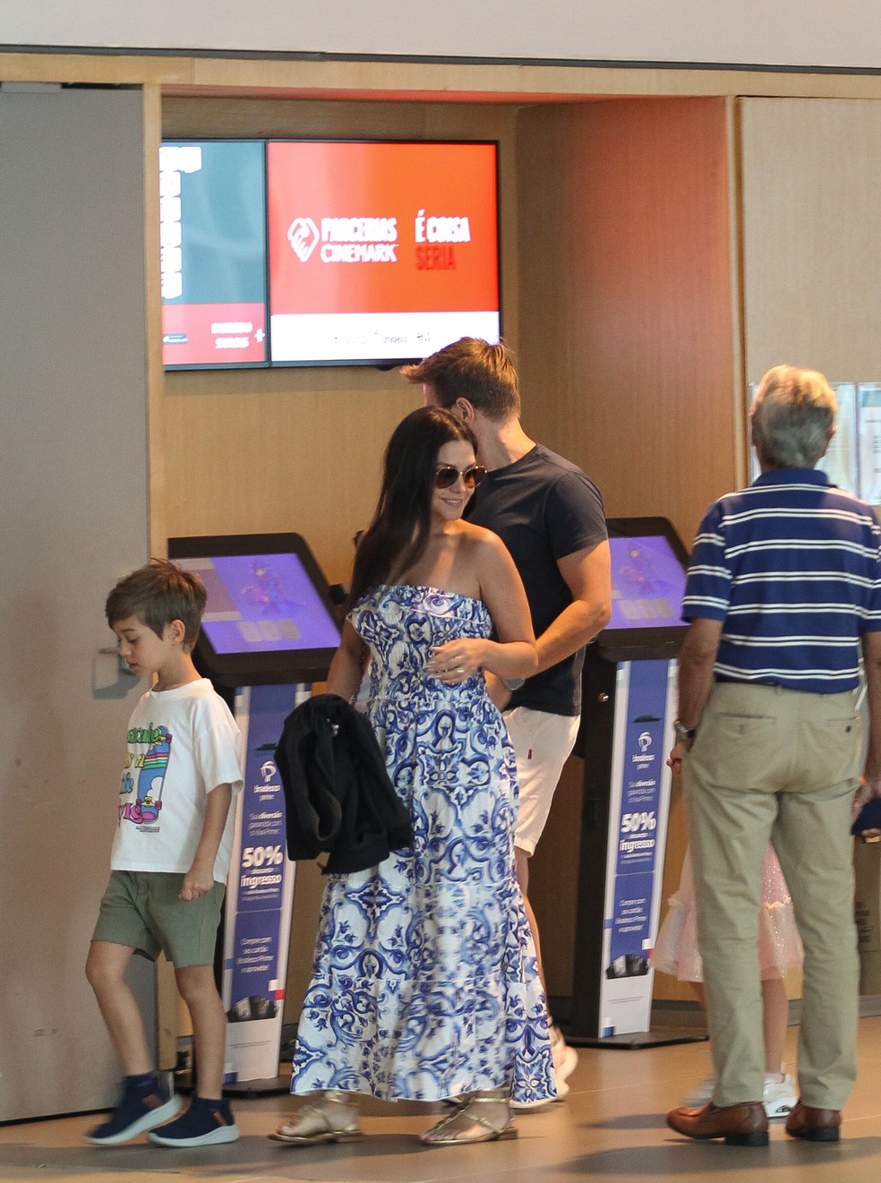 Michel Teló e Thais Fersoza são clicados em ida ao cinema com os filhos ...