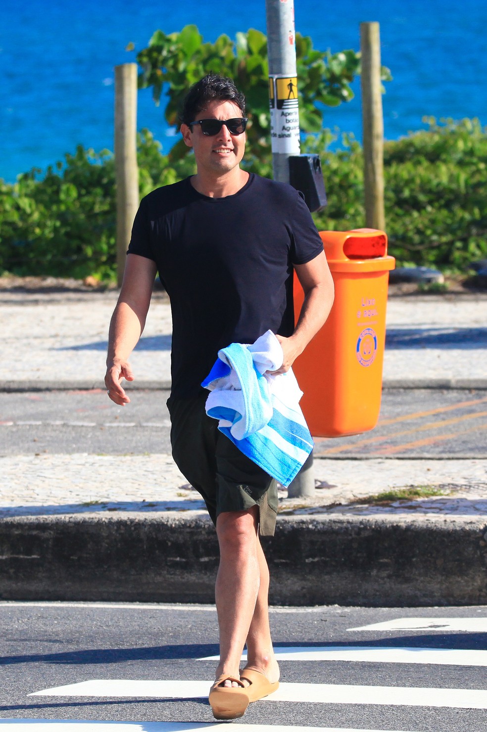 Em pausa na carreira, Bruno De Luca é visto deixando a praia no Rio