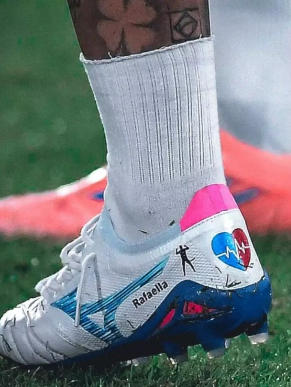 Gabigol homenageia Rafaella Santos, irmã de Neymar, com detalhe em chuteira