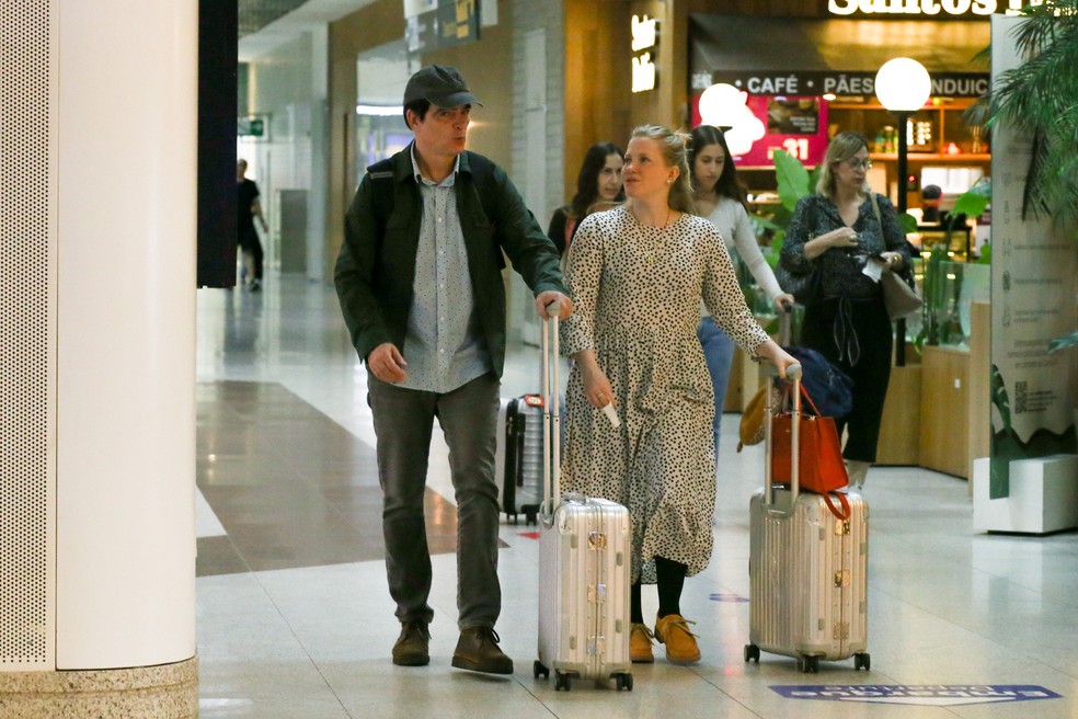 Samuel Rosa faz rara aparição com esposa em aeroporto no Rio de Janeiro ...