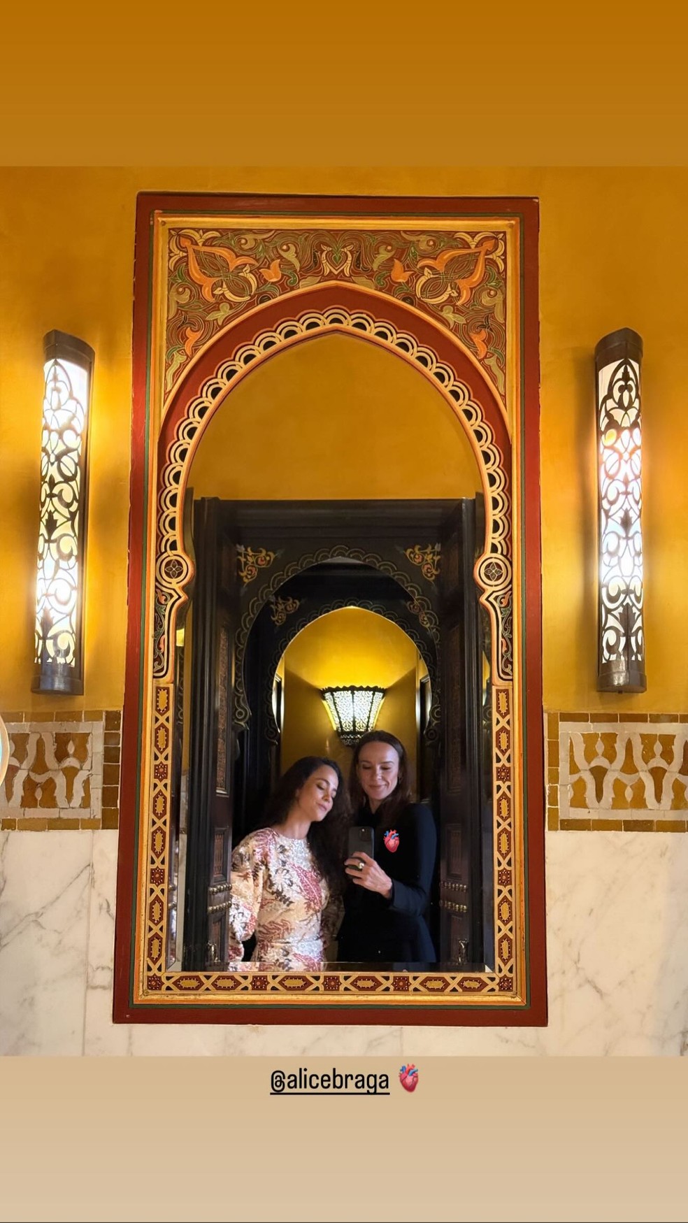 Alice Braga aparece coladinha à namorada, Renata Brandão, em registro raro