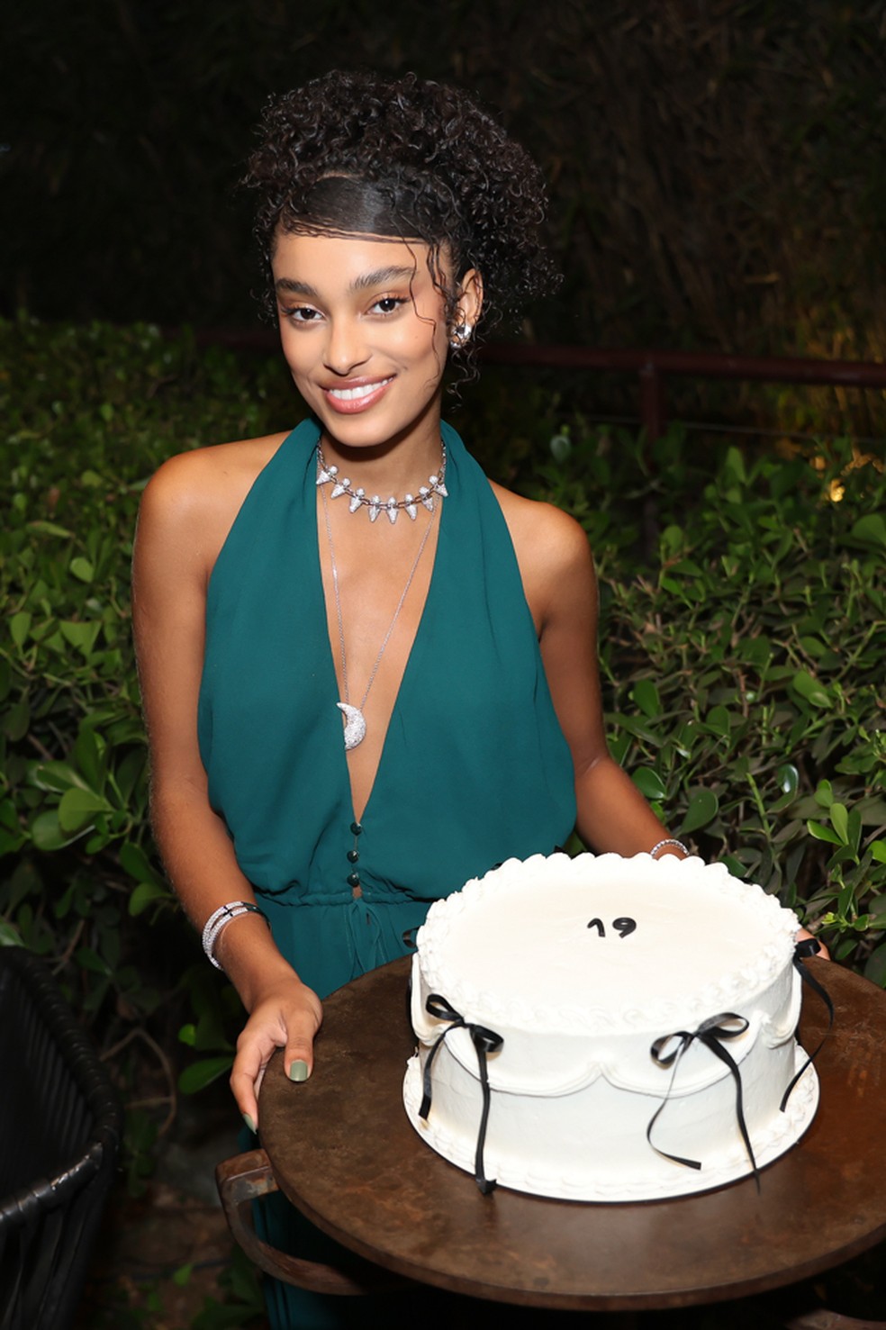 Fotos: Livia Silva, de Renascer, celebra aniversário de 19 anos ao lado ...