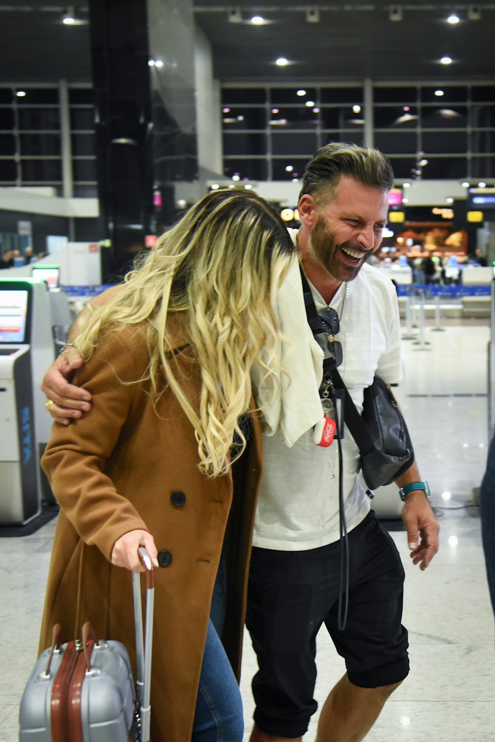 Novo romance? Henri Castelli é visto com criadora de conteúdo adulto em ...