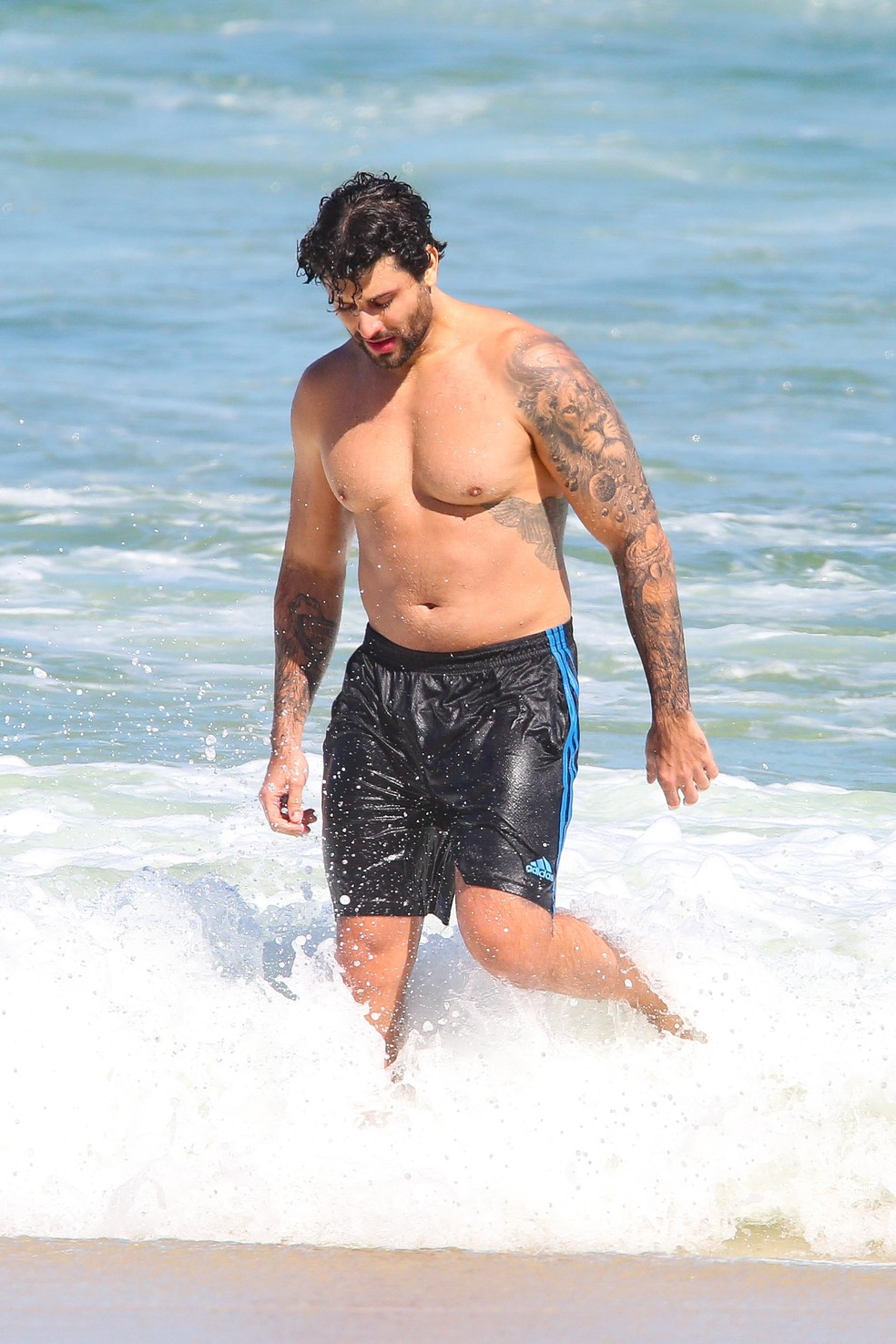Famosos iniciam semana com banho de sol e mar no Rio de Janeiro