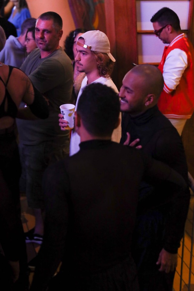 Modelo apontado como affair de Pedro Sampaio curte show do DJ em navio