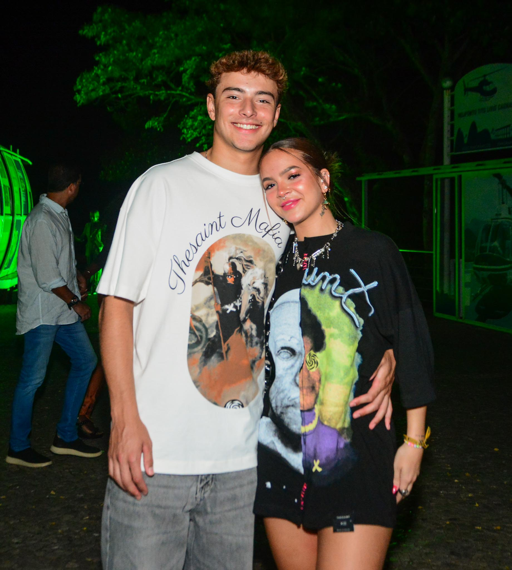 Mel Maia e namorado curtem noite romântica em show no Rio