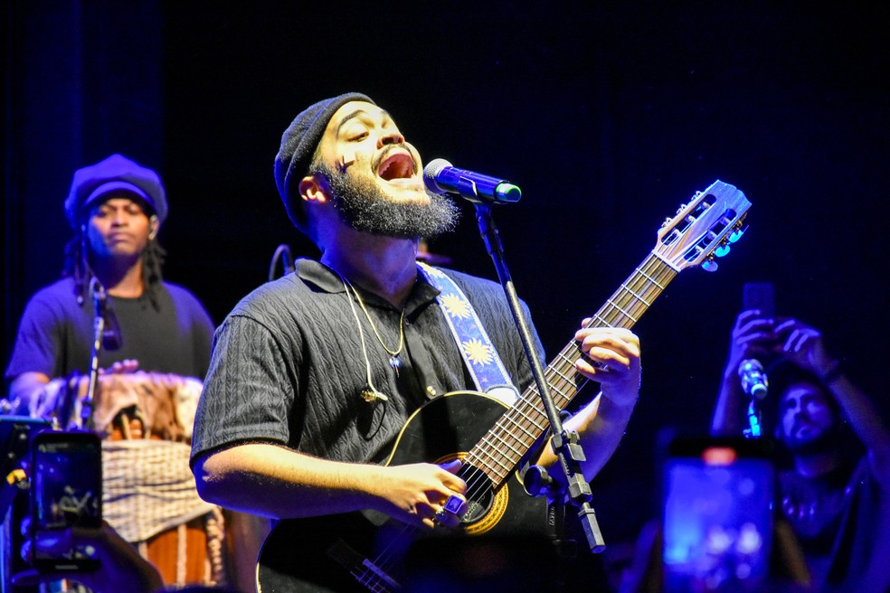 Após transformação física, Francisco Gil exibe músculos no Rock in Rio