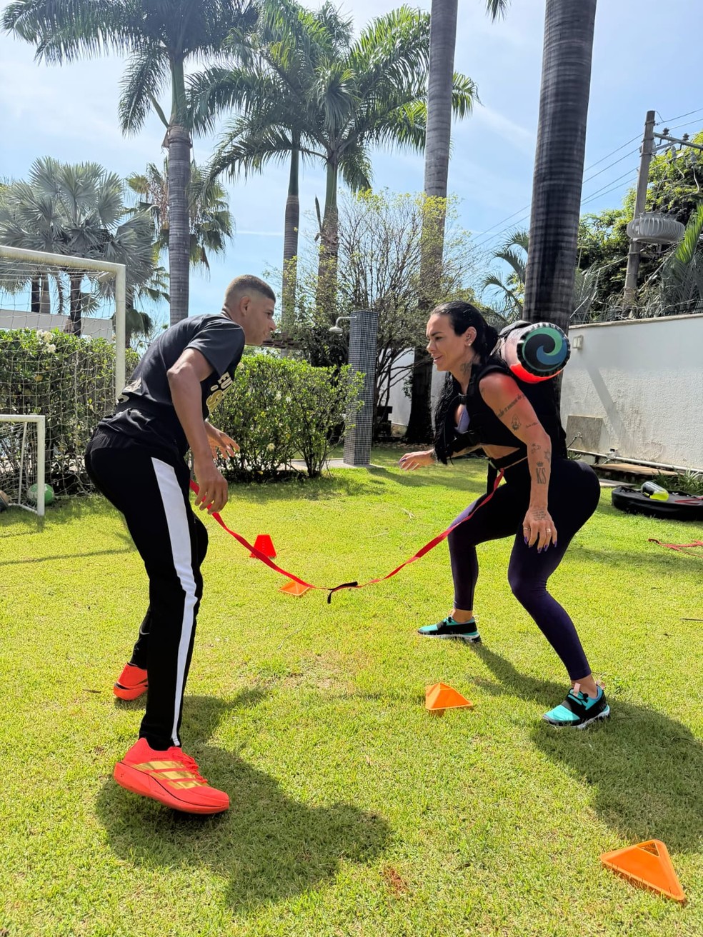 Kamila Simioni usa aparelho acoplado às costas em treino em preparação ...