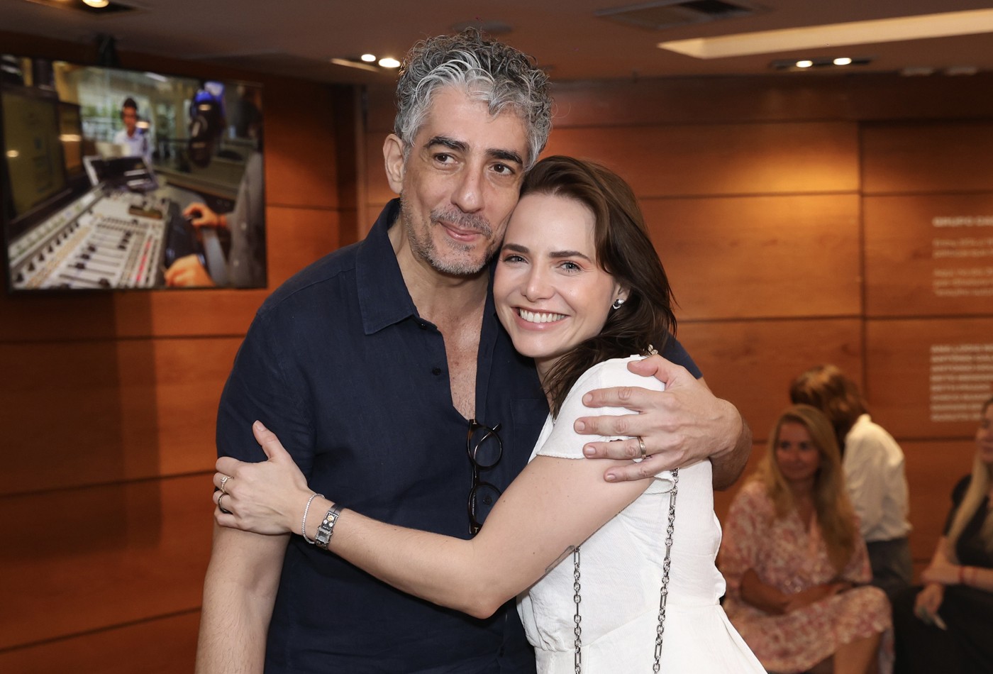 Letícia Colin e Michel Melamed vão à peça de Chay Suede após reatarem ...