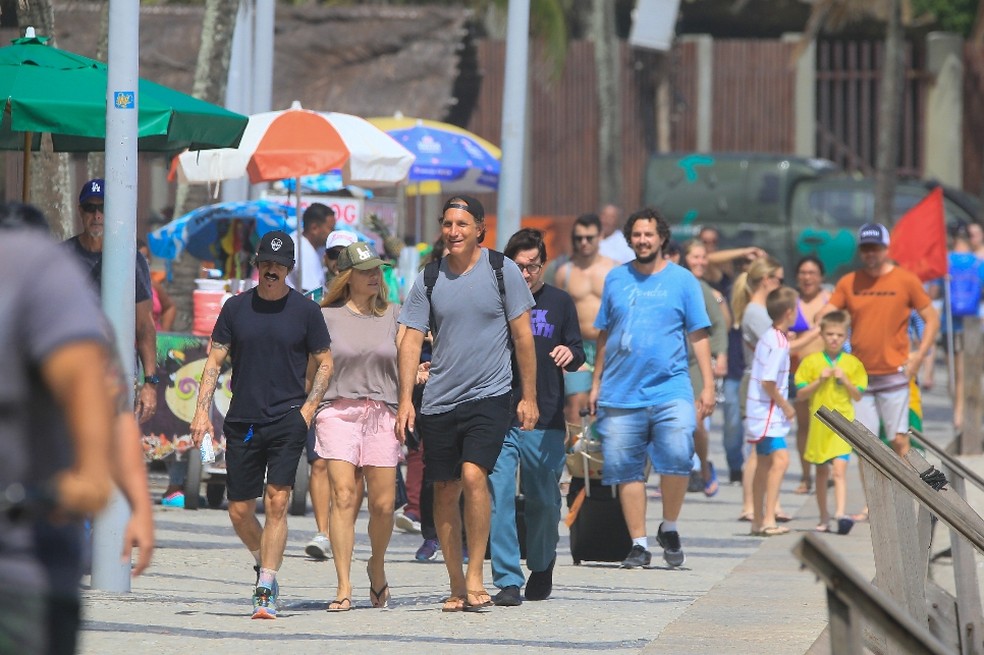 Anthony Keidis e John Frusciante, do Red Hot Chili Peppers, passeiam em ...