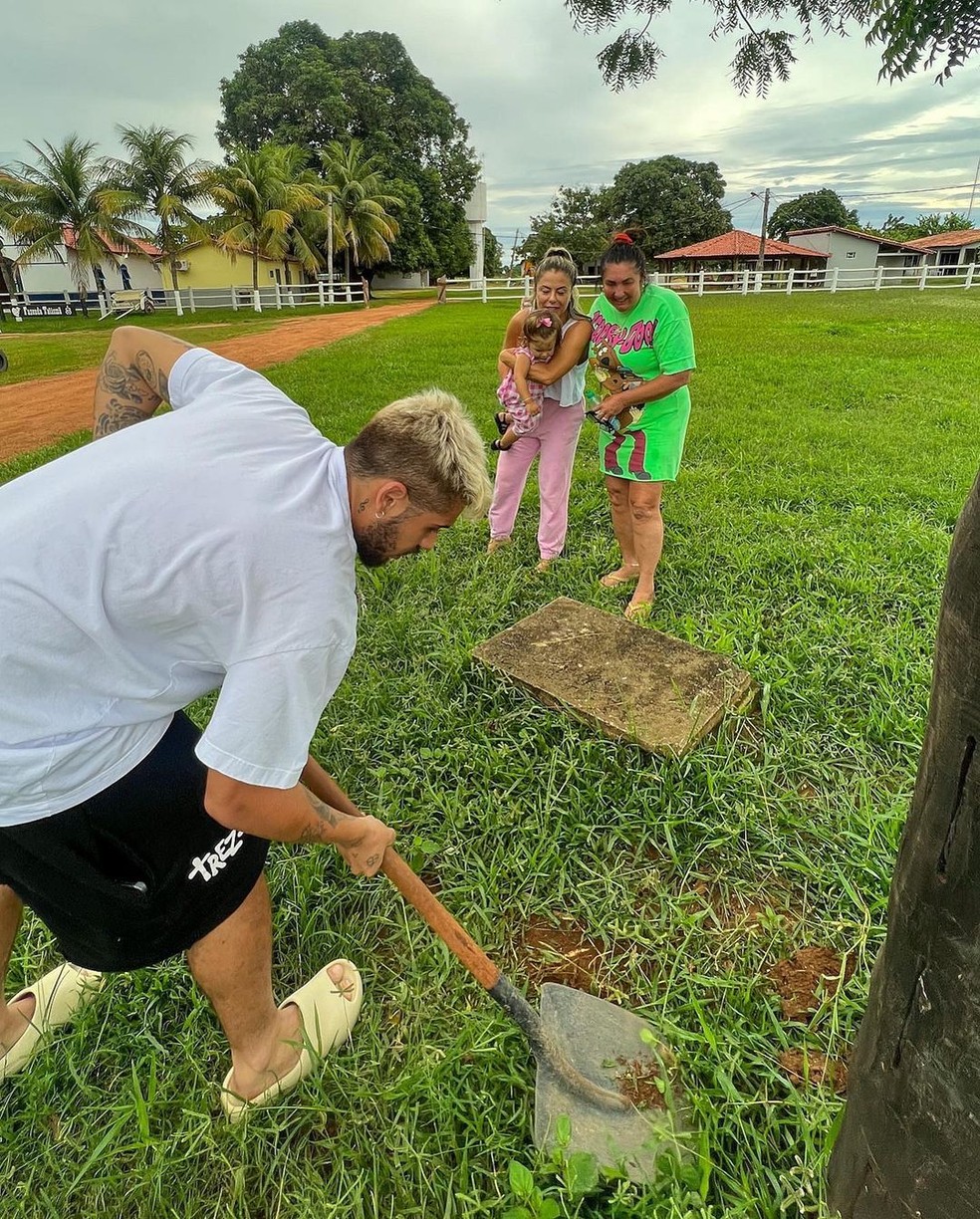 Virginia Fonseca e Zé Felipe enterram umbigo de filha caçula; fotos