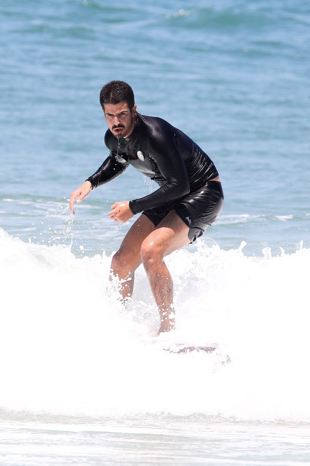 Enzo Celulari surfa e exibe corpo musculoso em praia no Rio