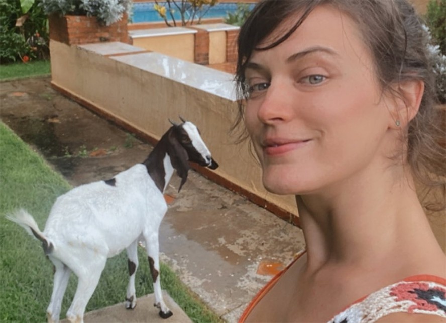Bianca Bin adota cabra e homenageia presidente com nome: 'Muito amada'