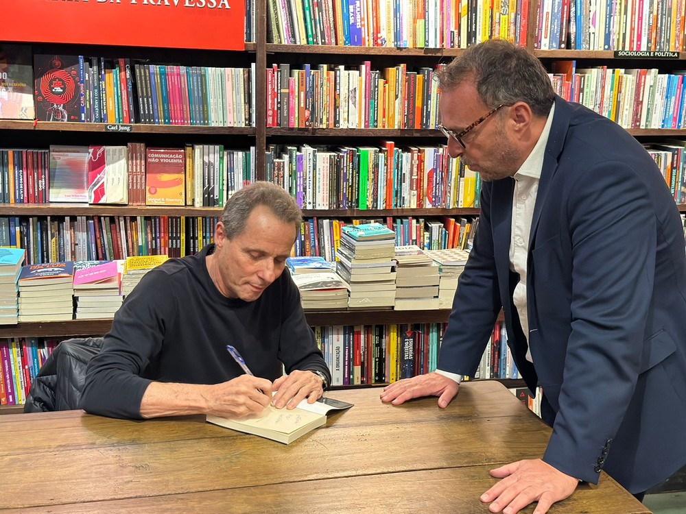 Tony Bellotto recebe famosos no lançamento do 11º livro, no Rio; veja fotos